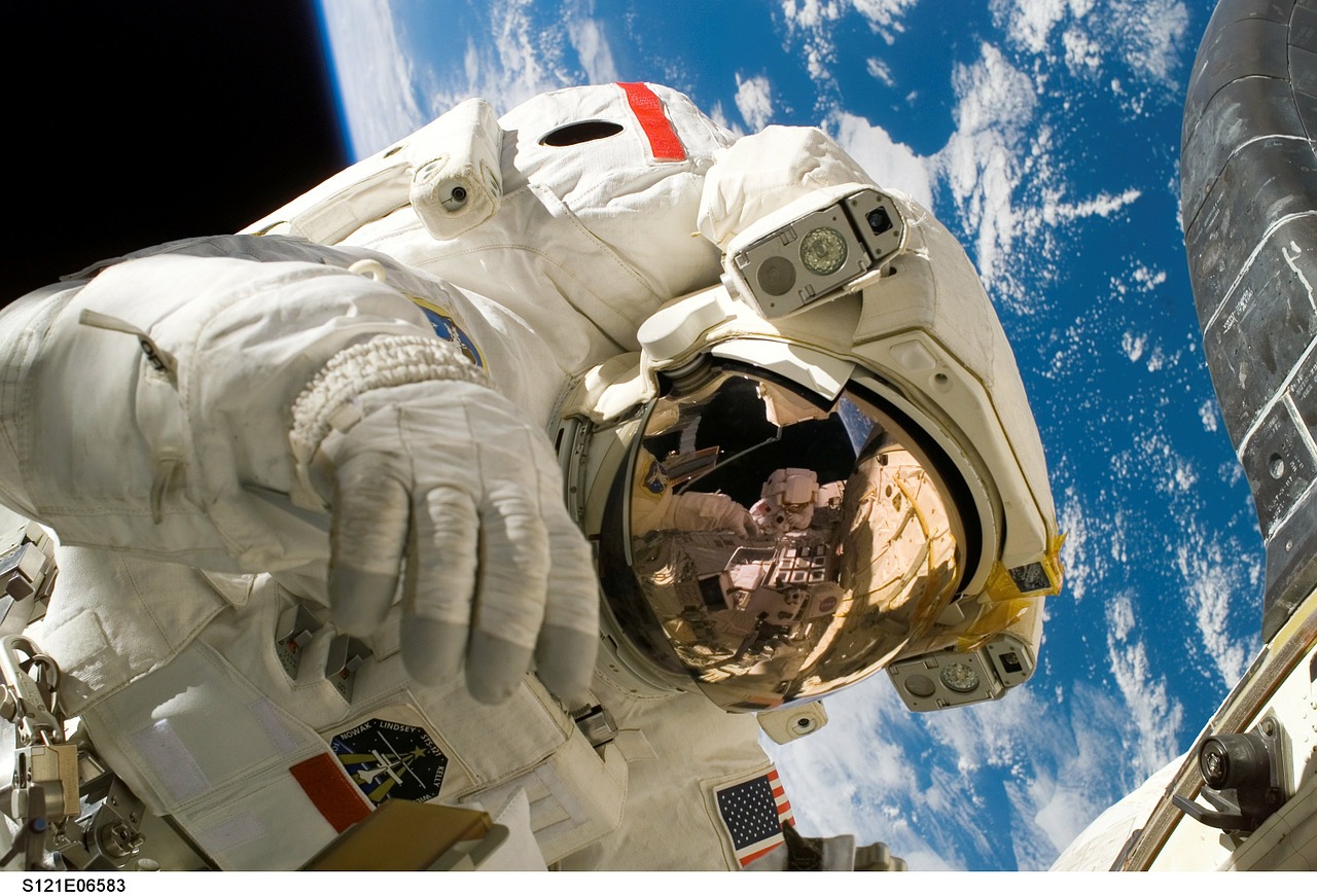 NASA Radically Redesigns Space Suits For The First Time In 40 Years ...